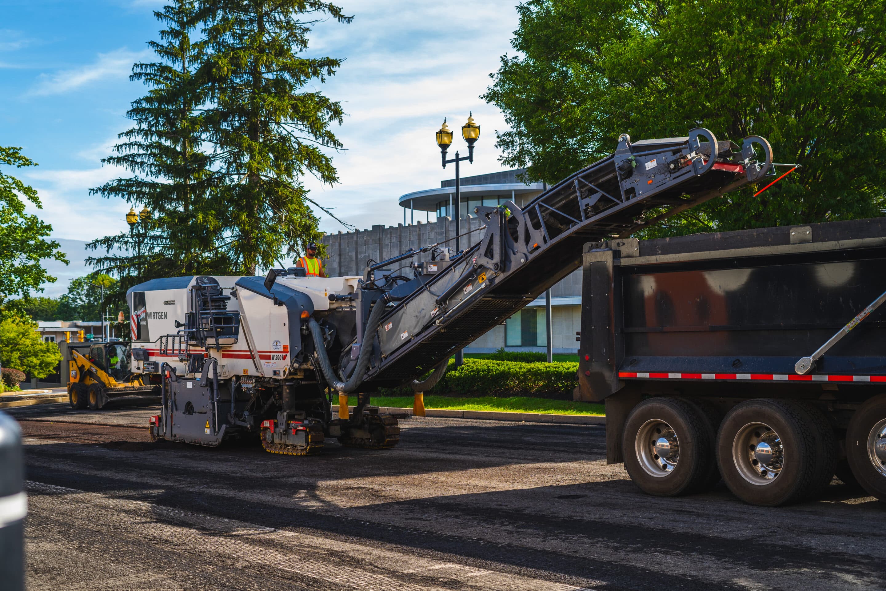 How does an asphalt milling machine work? | Delaware Valley Paving National